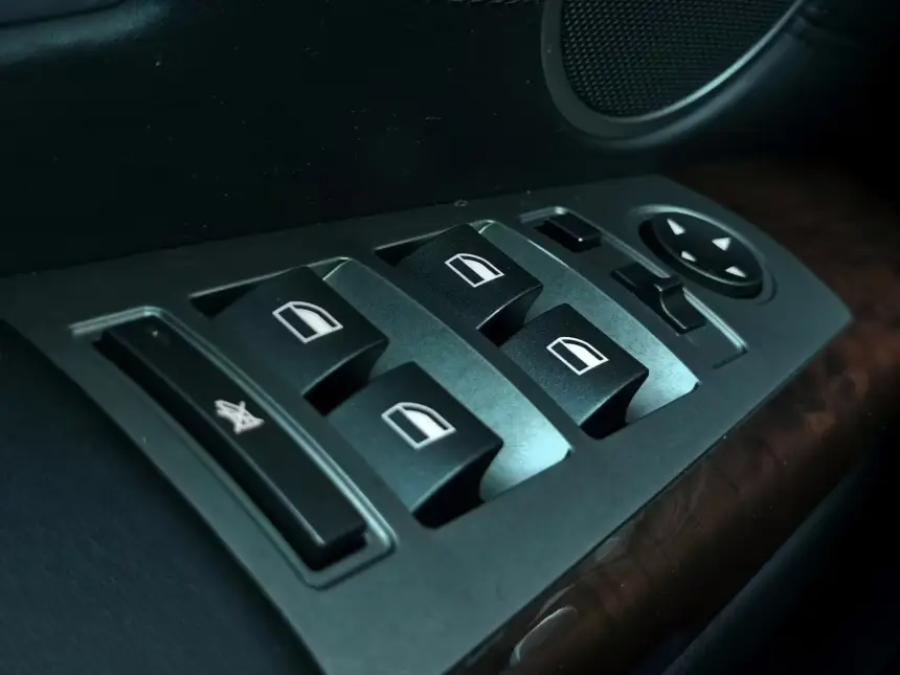 Melns BMW 730 2006 Rīga, ar dzinēja tilpumu 3.00 L un nobraukumu 270 tūkst. km par 6900 €, foto 18 vietnē AUTOMOTO.COM.LV