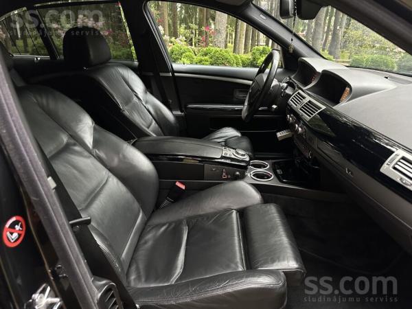 Black BMW 730 2007 in Jelgava, with an engine capacity of 3.00 L and mileage of 309 thousand km for 5650 €, photo 6 on AUTOMOTO.COM.LV