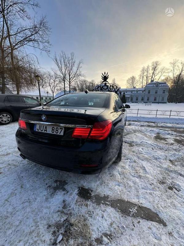 Black BMW 730 2008 in Sakiai, with an engine capacity of 3.00 L and mileage of 294 thousand km for 8500 €, photo 3 on AUTOMOTO.COM.LV