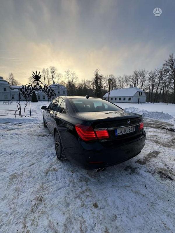 Black BMW 730 2008 in Sakiai, with an engine capacity of 3.00 L and mileage of 294 thousand km for 8500 €, photo 4 on AUTOMOTO.COM.LV