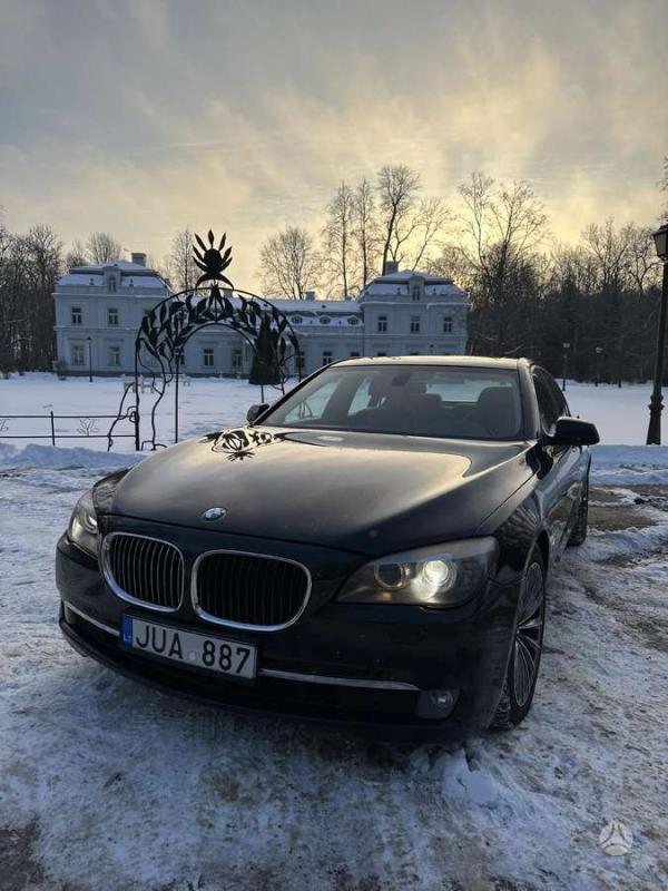 Black BMW 730 2008 in Sakiai, with an engine capacity of 3.00 L and mileage of 294 thousand km for 8500 €, photo 7 on AUTOMOTO.COM.LV