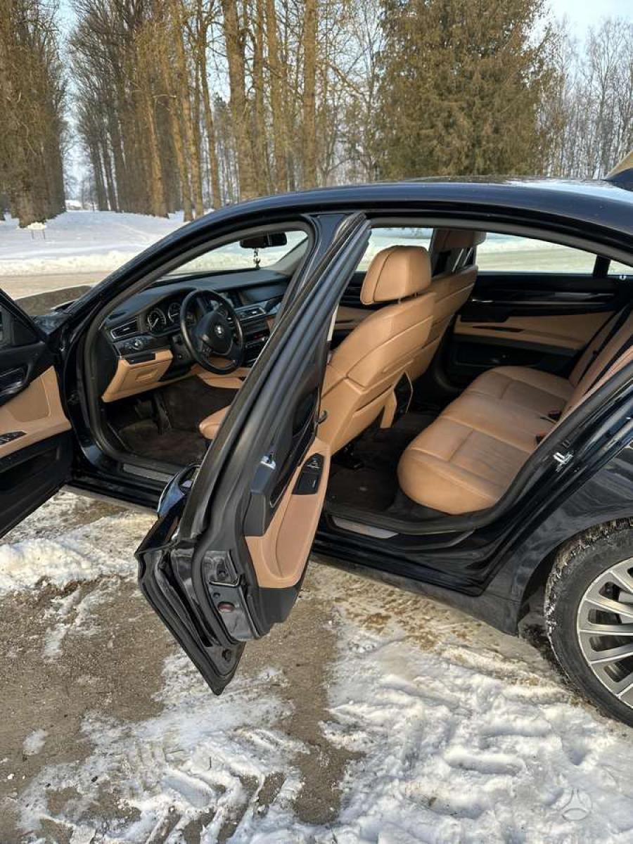 Melns BMW 730 2008 Šakiai, ar dzinēja tilpumu 3.00 L un nobraukumu 294 tūkst. km par 8500 €, foto 13 vietnē AUTOMOTO.COM.LV