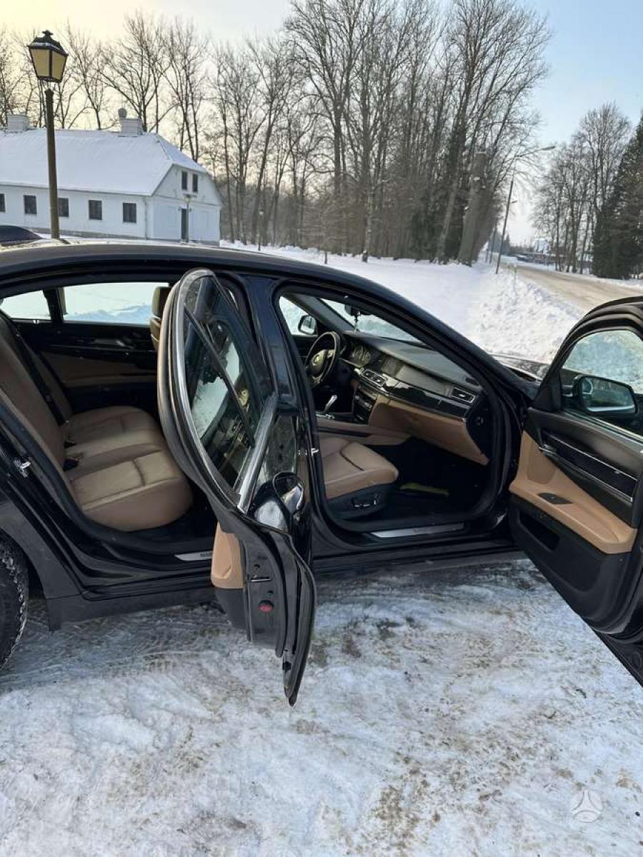 Melns BMW 730 2008 Šakiai, ar dzinēja tilpumu 3.00 L un nobraukumu 294 tūkst. km par 8500 €, foto 19 vietnē AUTOMOTO.COM.LV