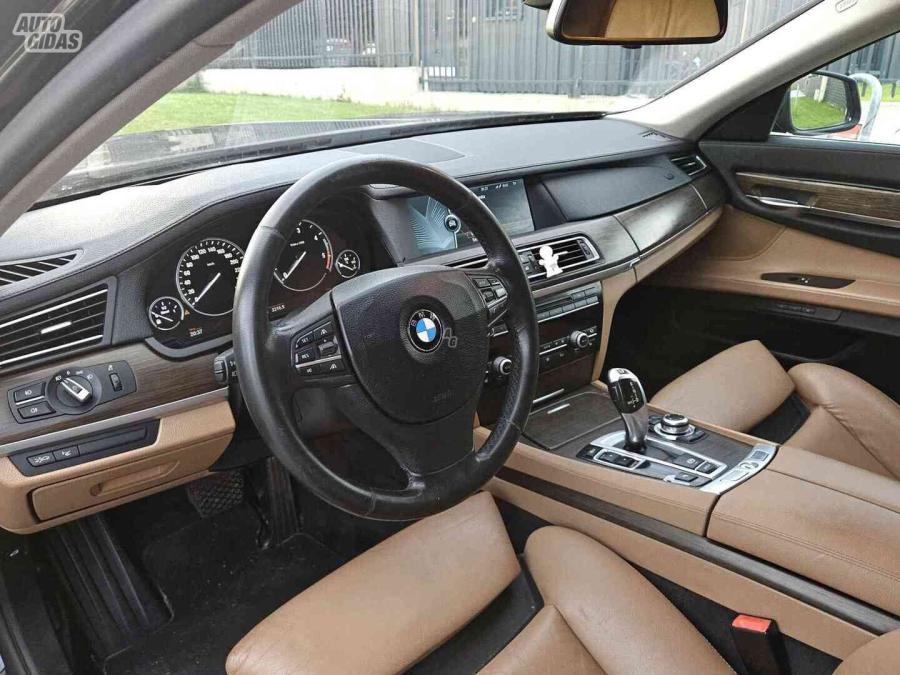 Black BMW 730 2008 in Vilnius, with an engine capacity of 3.00 L and mileage of 400 thousand km for 8300 €, photo 7 on AUTOMOTO.COM.LV