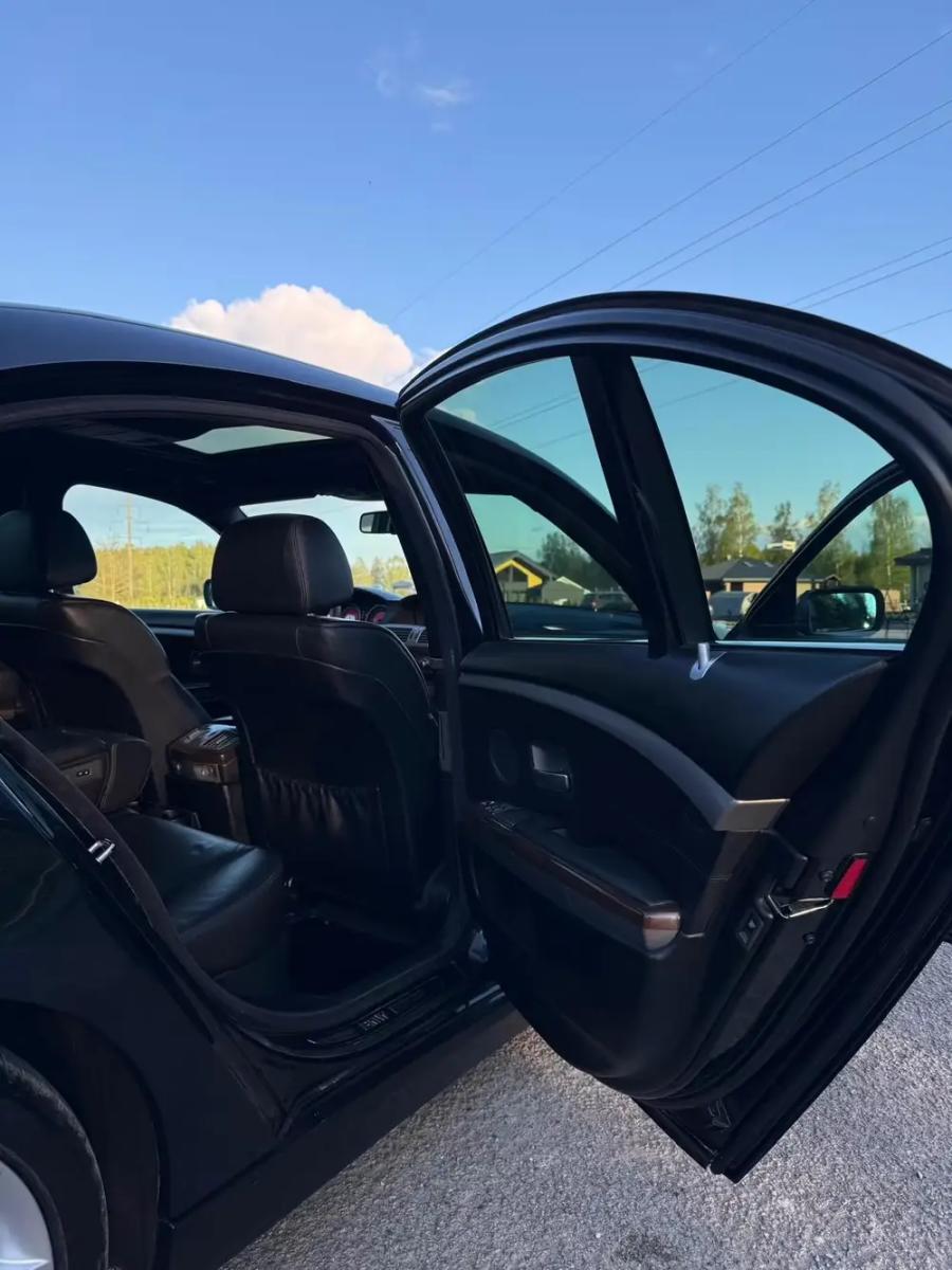 Black BMW 730 2008 in Riga, with an engine capacity of 3.00 L and mileage of 377 thousand km for 6000 €, photo 20 on AUTOMOTO.COM.LV