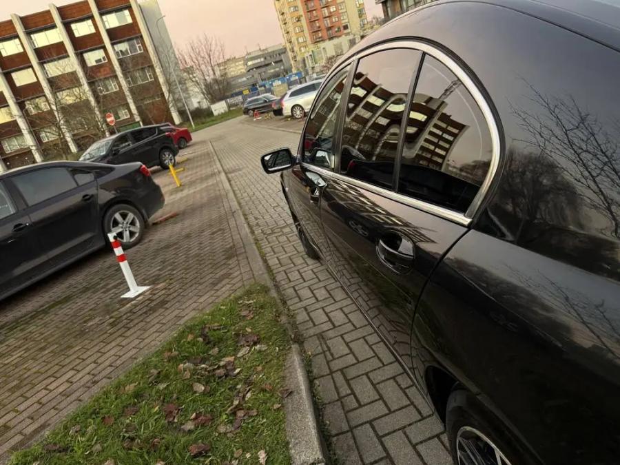 Black BMW 730 2008 in Riga, with an engine capacity of 3.00 L and mileage of 324 thousand km for 4490 €, photo 6 on AUTOMOTO.COM.LV