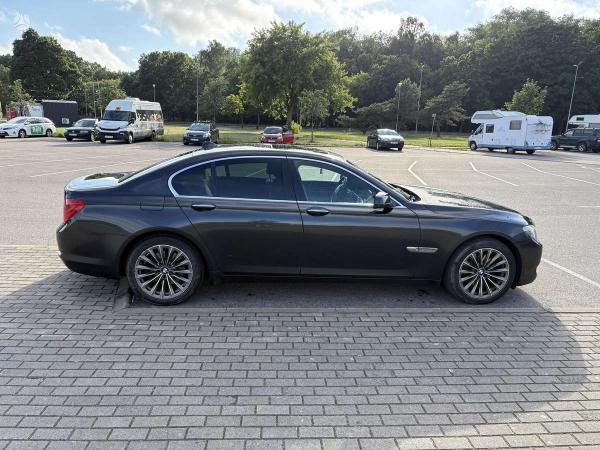 Black BMW 730 2008 in Klaipeda, with an engine capacity of 2.99 L and mileage of 399 thousand km for 6800 €, photo 8 on AUTOMOTO.COM.LV