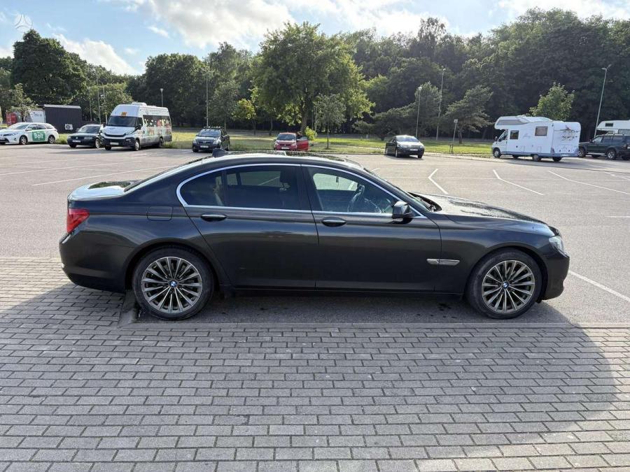 Black BMW 730 2008 in Klaipeda, with an engine capacity of 2.99 L and mileage of 399 thousand km for 6800 €, photo 9 on AUTOMOTO.COM.LV