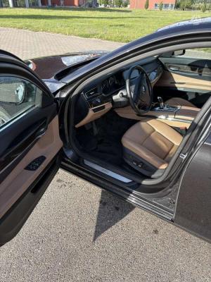 Black BMW 730 2008 in Klaipeda, with an engine capacity of 2.99 L and mileage of 399 thousand km for 6800 €, photo 12 on AUTOMOTO.COM.LV