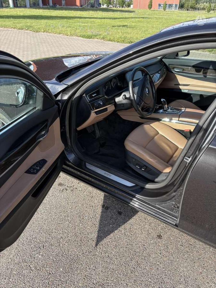 Black BMW 730 2008 in Klaipeda, with an engine capacity of 2.99 L and mileage of 399 thousand km for 6800 €, photo 12 on AUTOMOTO.COM.LV