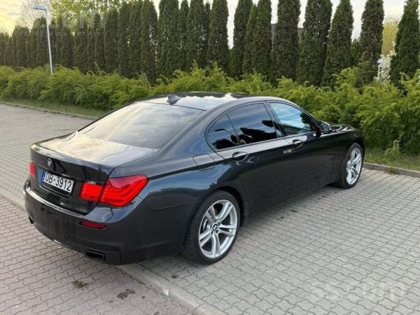 Black BMW 730 2009 in Jelgava, with an engine capacity of 3.00 L and mileage of 320 thousand km for 9750 €, photo 3 on AUTOMOTO.COM.LV