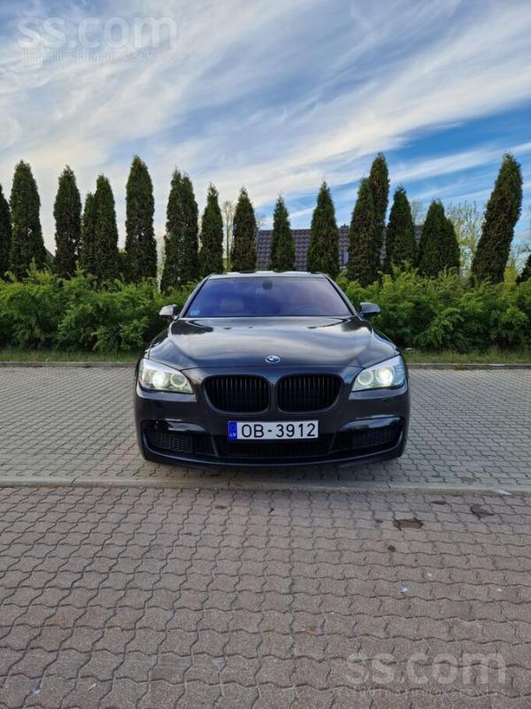 Black BMW 730 2009 in Jelgava, with an engine capacity of 3.00 L and mileage of 320 thousand km for 9750 €, photo 5 on AUTOMOTO.COM.LV