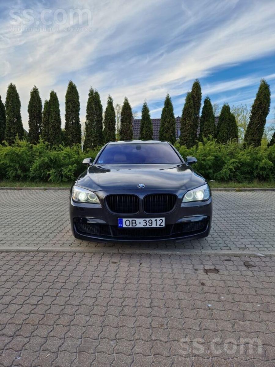 Black BMW 730 2009 in Jelgava, with an engine capacity of 3.00 L and mileage of 320 thousand km for 2100 €, photo 5 on AUTOMOTO.COM.LV