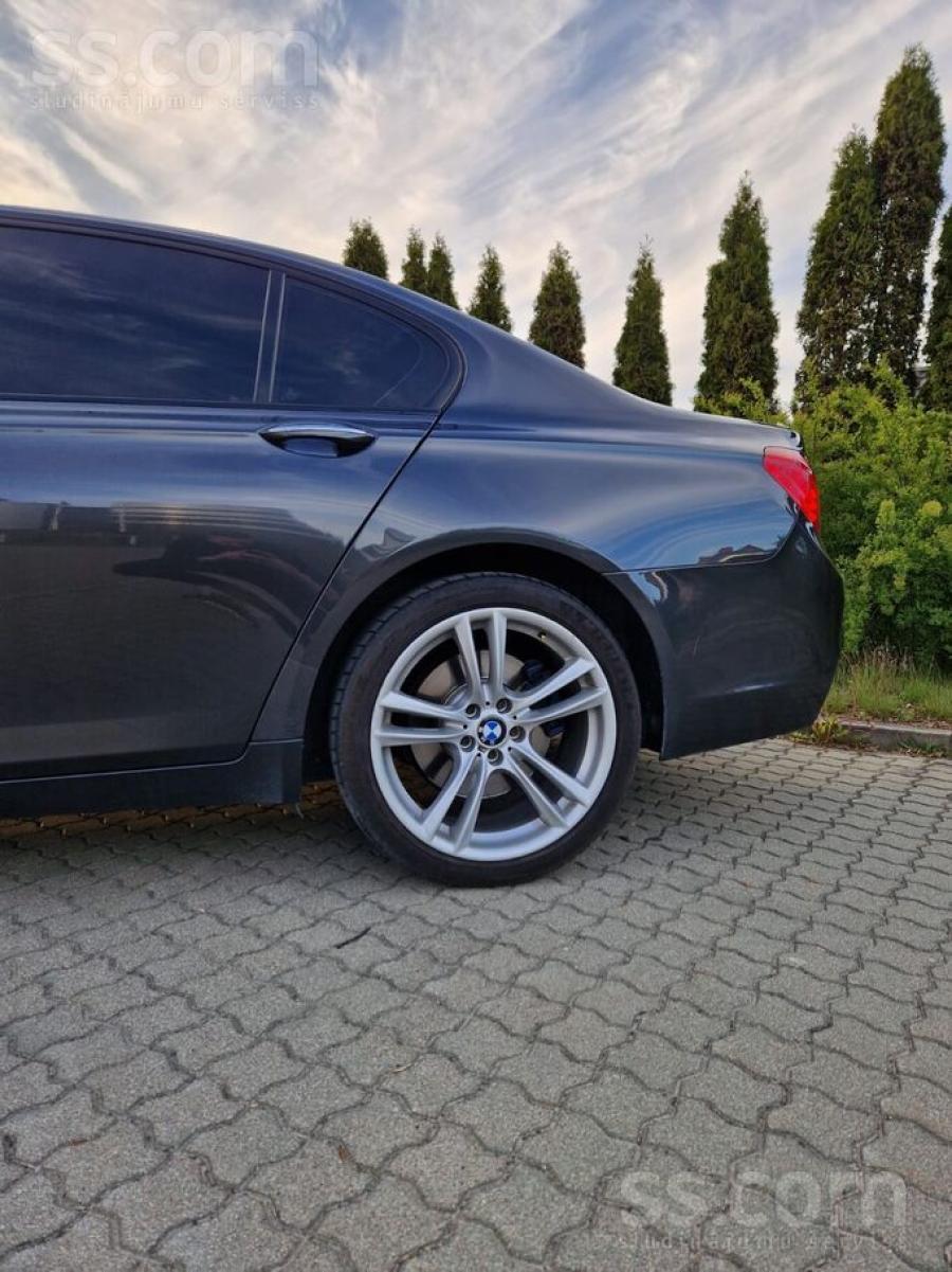 Black BMW 730 2009 in Jelgava, with an engine capacity of 3.00 L and mileage of 320 thousand km for 2100 €, photo 9 on AUTOMOTO.COM.LV