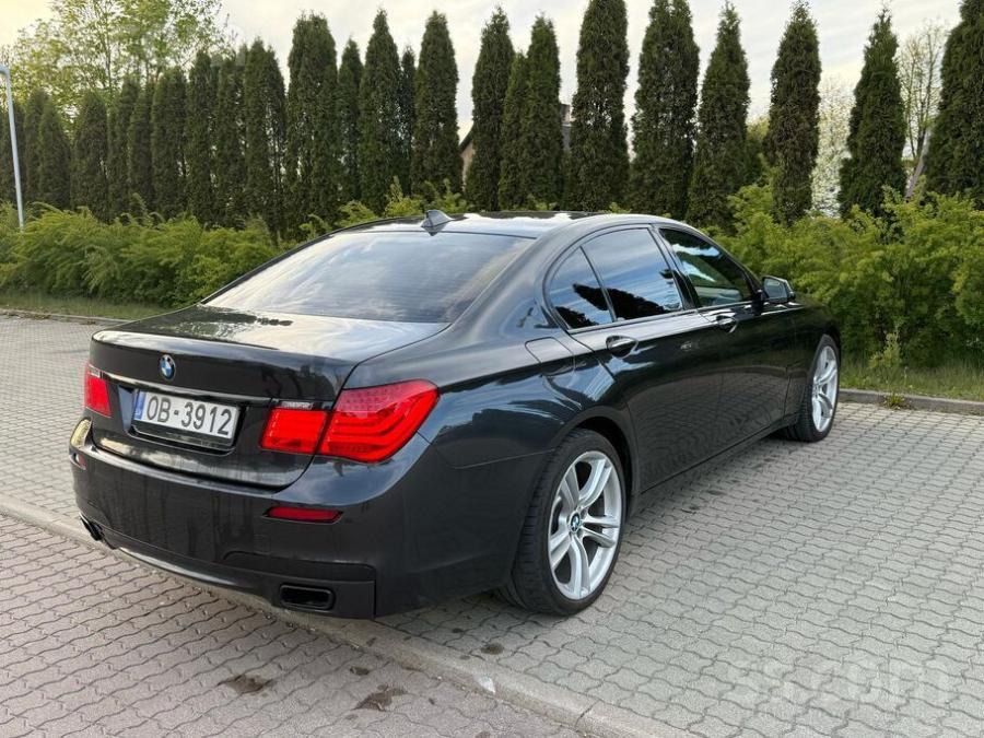 Black BMW 730 2009 in Jelgava, with an engine capacity of 3.00 L and mileage of 320 thousand km for 2100 €, photo 10 on AUTOMOTO.COM.LV