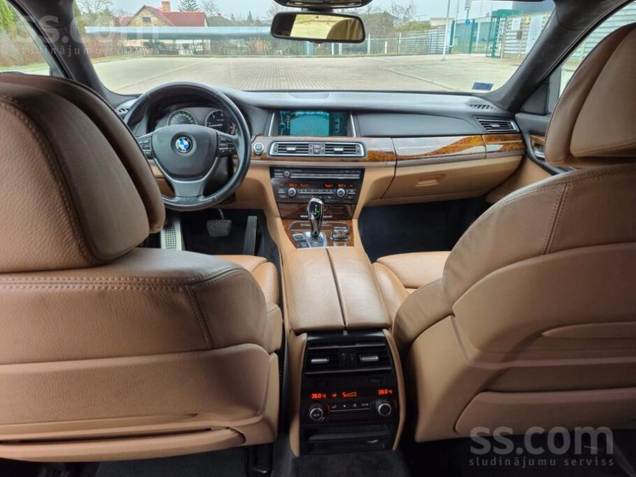 Black BMW 730 2009 in Jelgava, with an engine capacity of 3.00 L and mileage of 320 thousand km for 2100 €, photo 12 on AUTOMOTO.COM.LV