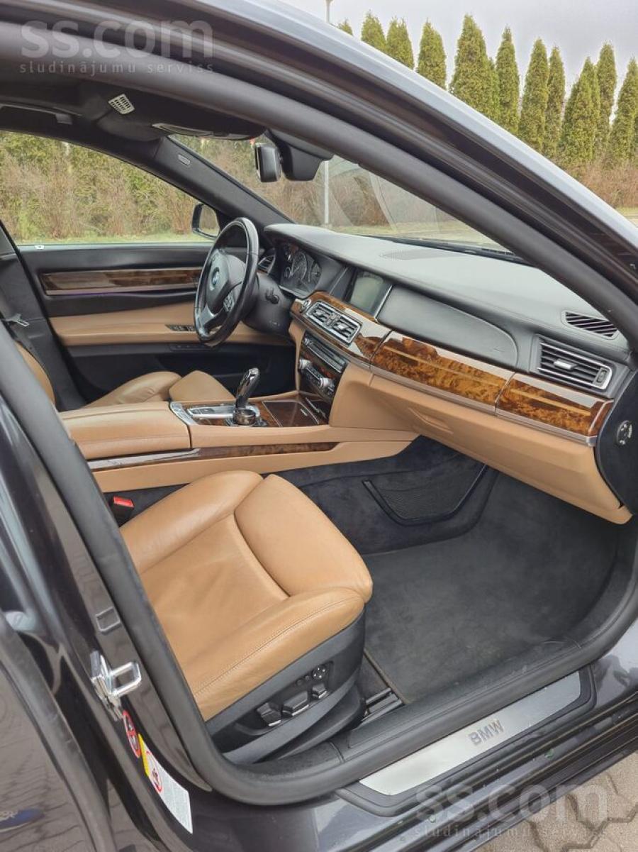 Black BMW 730 2009 in Jelgava, with an engine capacity of 3.00 L and mileage of 320 thousand km for 2100 €, photo 17 on AUTOMOTO.COM.LV