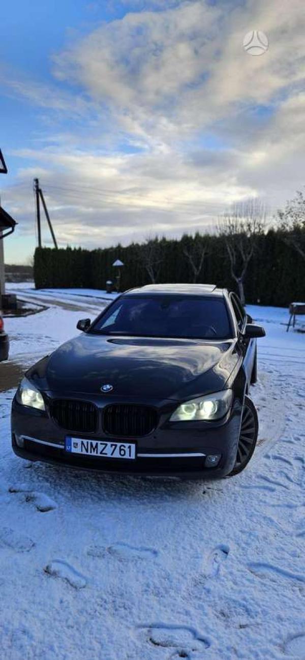 Black BMW 730 2009 in Mazeikiai, with an engine capacity of 3.00 L and mileage of 420 thousand km for 8400 €, photo 1 on AUTOMOTO.COM.LV