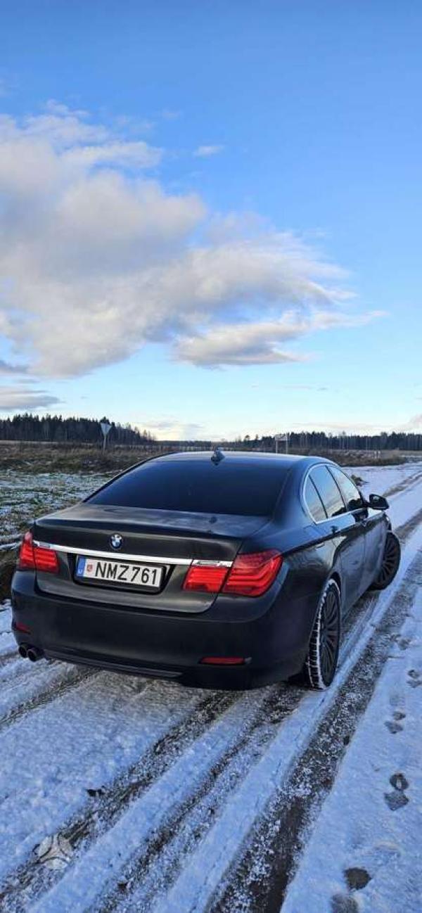 Black BMW 730 2009 in Mazeikiai, with an engine capacity of 3.00 L and mileage of 420 thousand km for 8400 €, photo 2 on AUTOMOTO.COM.LV