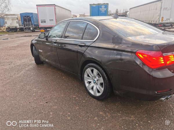 Black BMW 730 2009 in Prienai, with an engine capacity of 2.99 L and mileage of 303 thousand km for 5899 €, photo 2 on AUTOMOTO.COM.LV