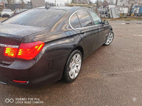 Black BMW 730 2009 in Prienai, with an engine capacity of 2.99 L and mileage of 303 thousand km for 5899 €, photo 3 on AUTOMOTO.COM.LV