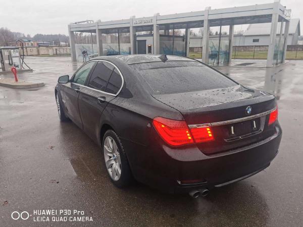 Black BMW 730 2009 in Prienai, with an engine capacity of 2.99 L and mileage of 303 thousand km for 5899 €, photo 5 on AUTOMOTO.COM.LV