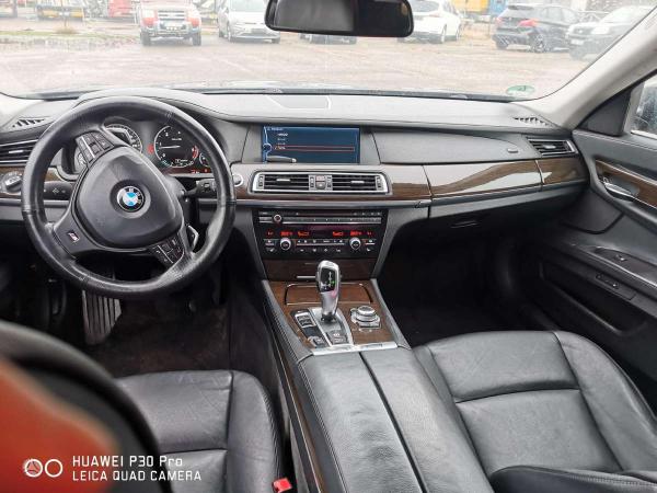 Black BMW 730 2009 in Prienai, with an engine capacity of 2.99 L and mileage of 303 thousand km for 5899 €, photo 8 on AUTOMOTO.COM.LV