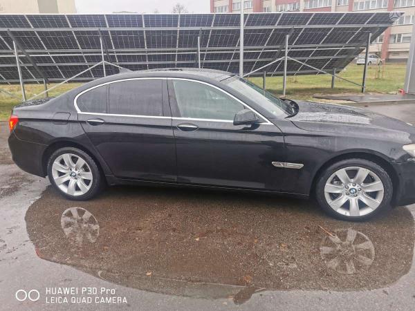 Black BMW 730 2009 in Prienai, with an engine capacity of 2.99 L and mileage of 303 thousand km for 5899 €, photo 9 on AUTOMOTO.COM.LV
