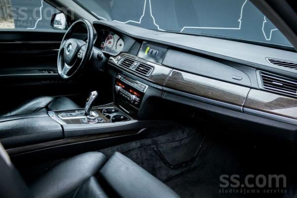 Black BMW 730 2009 in Riga, with an engine capacity of 3.00 L and mileage of 341 thousand km for 9990 €, photo 10 on AUTOMOTO.COM.LV
