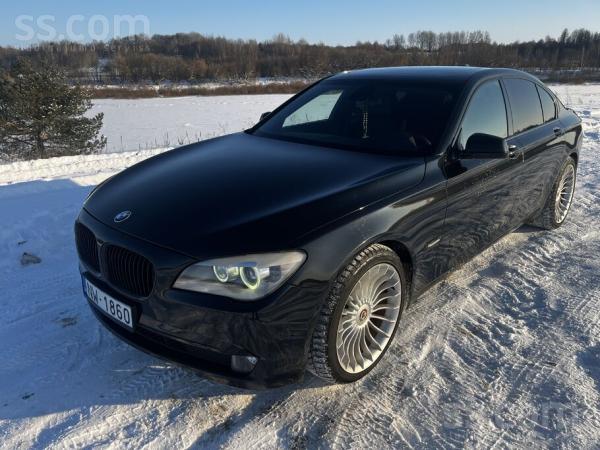 Black BMW 730 2009 in Daugavpils, with an engine capacity of 3.00 L and mileage of 230 thousand km for 11700 €, photo 1 on AUTOMOTO.COM.LV