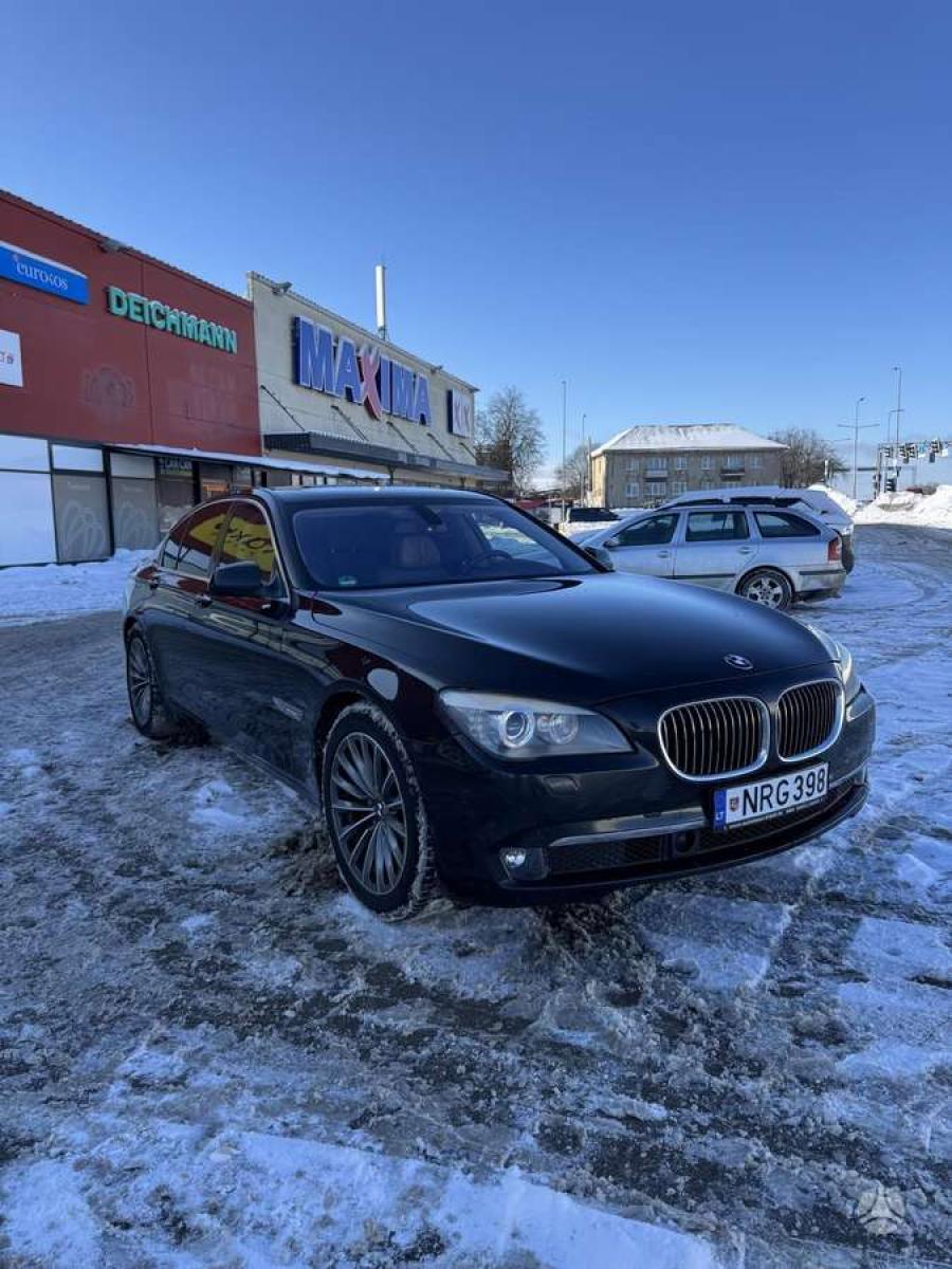 Black BMW 730 2009 in Vilnius, with an engine capacity of 2.99 L and mileage of 400 thousand km for 7850 €, photo 1 on AUTOMOTO.COM.LV