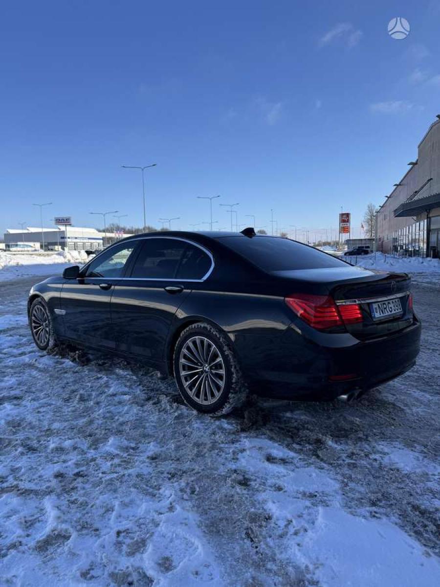 Black BMW 730 2009 in Vilnius, with an engine capacity of 2.99 L and mileage of 400 thousand km for 7850 €, photo 4 on AUTOMOTO.COM.LV
