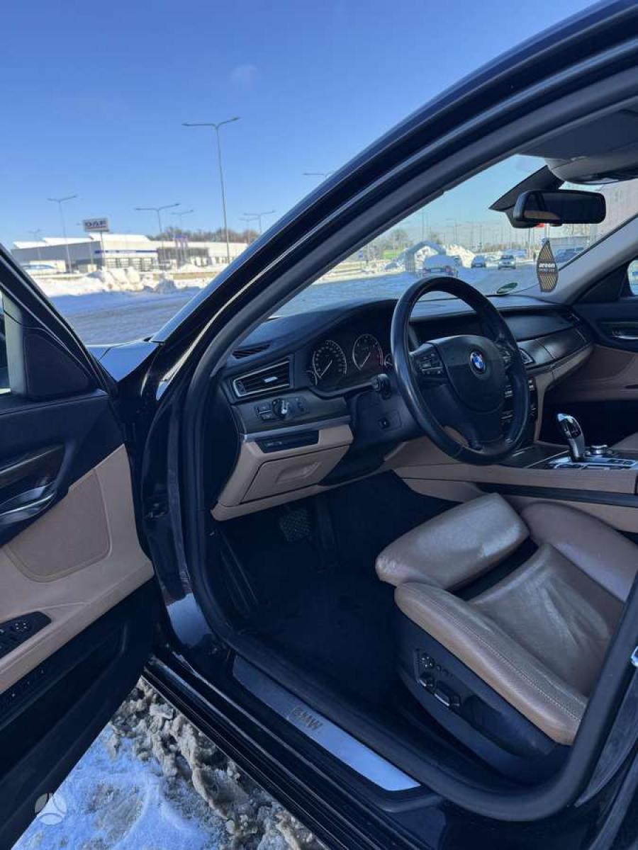 Black BMW 730 2009 in Vilnius, with an engine capacity of 2.99 L and mileage of 400 thousand km for 7850 €, photo 9 on AUTOMOTO.COM.LV