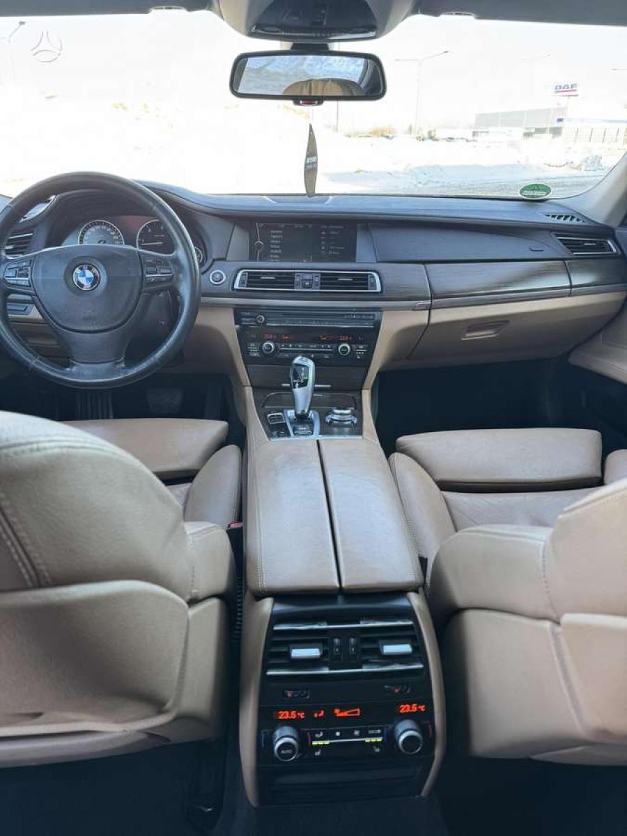 Black BMW 730 2009 in Vilnius, with an engine capacity of 2.99 L and mileage of 400 thousand km for 7850 €, photo 11 on AUTOMOTO.COM.LV
