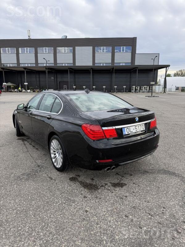 Black BMW 730 2009 in Liepaja, with an engine capacity of 3.00 L and mileage of 243 thousand km for 9450 €, photo 3 on AUTOMOTO.COM.LV