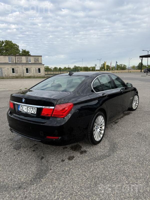Black BMW 730 2009 in Liepaja, with an engine capacity of 3.00 L and mileage of 243 thousand km for 9450 €, photo 4 on AUTOMOTO.COM.LV