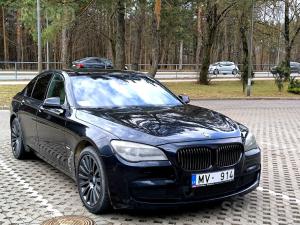 Black BMW 730 2009 in Riga, with an engine capacity of 3.00 L and mileage of 338 thousand km for 9500 €, photo 4 on AUTOMOTO.COM.LV