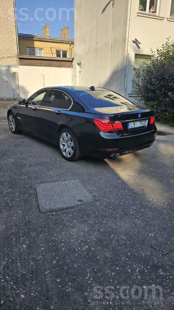 Black BMW 730 2009 in Riga, with an engine capacity of 3.00 L and mileage of 290 thousand km for 8999 €, photo 3 on AUTOMOTO.COM.LV