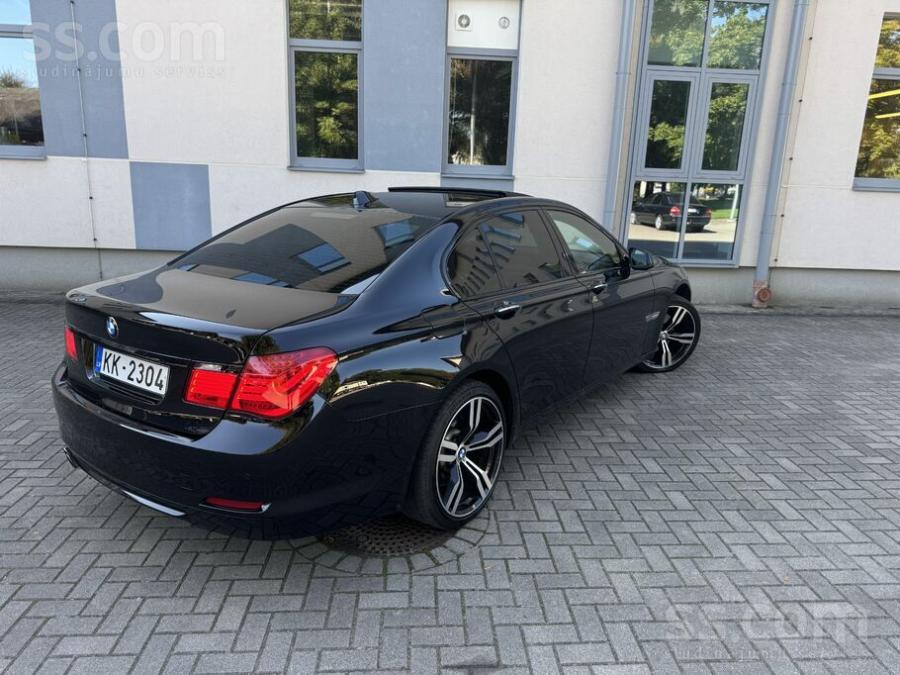 Black BMW 730 2009 in Jelgava, with an engine capacity of 3.00 L and mileage of 380 thousand km for 8500 €, photo 8 on AUTOMOTO.COM.LV