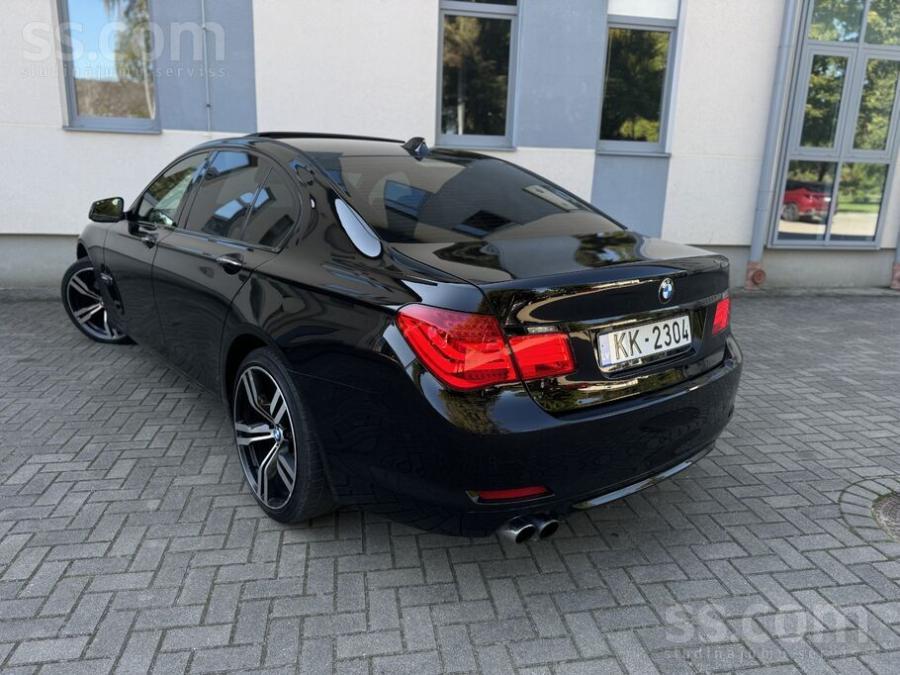 Black BMW 730 2009 in Jelgava, with an engine capacity of 3.00 L and mileage of 380 thousand km for 8500 €, photo 9 on AUTOMOTO.COM.LV