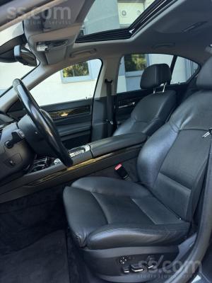 Black BMW 730 2009 in Jelgava, with an engine capacity of 3.00 L and mileage of 380 thousand km for 8500 €, photo 10 on AUTOMOTO.COM.LV