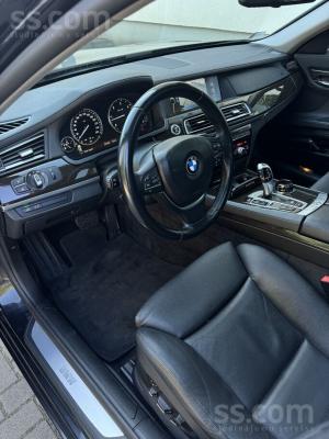 Black BMW 730 2009 in Jelgava, with an engine capacity of 3.00 L and mileage of 380 thousand km for 8500 €, photo 12 on AUTOMOTO.COM.LV