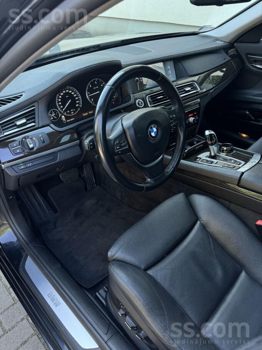 Black BMW 730 2009 in Jelgava, with an engine capacity of 3.00 L and mileage of 380 thousand km for 8500 €, photo 12 on AUTOMOTO.COM.LV