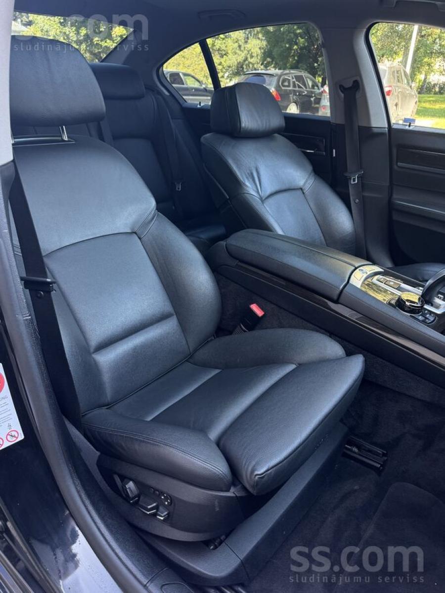 Black BMW 730 2009 in Jelgava, with an engine capacity of 3.00 L and mileage of 380 thousand km for 8500 €, photo 14 on AUTOMOTO.COM.LV