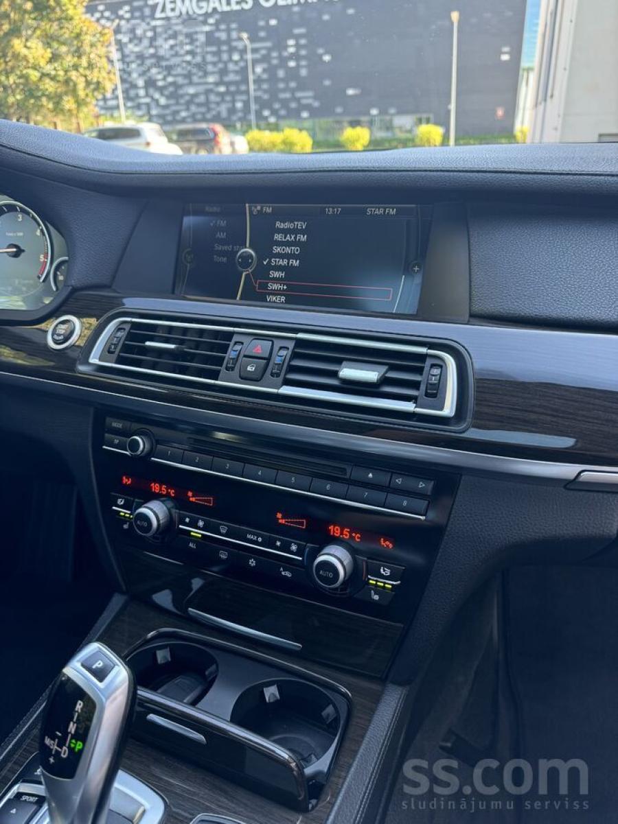 Black BMW 730 2009 in Jelgava, with an engine capacity of 3.00 L and mileage of 380 thousand km for 8500 €, photo 15 on AUTOMOTO.COM.LV