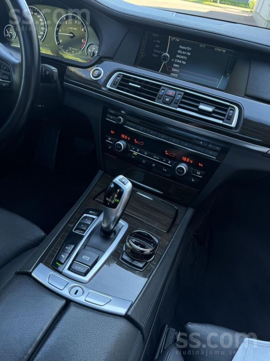 Black BMW 730 2009 in Jelgava, with an engine capacity of 3.00 L and mileage of 380 thousand km for 8500 €, photo 16 on AUTOMOTO.COM.LV