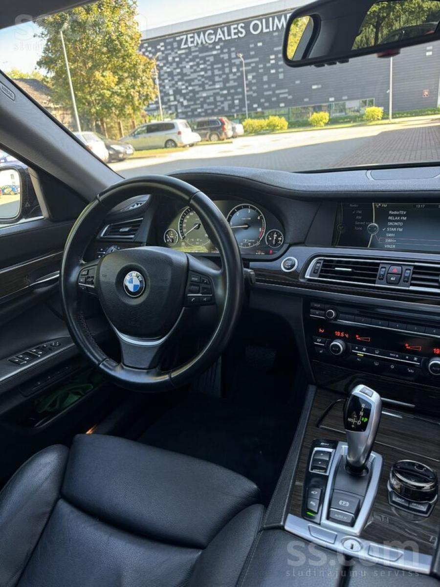 Black BMW 730 2009 in Jelgava, with an engine capacity of 3.00 L and mileage of 380 thousand km for 8500 €, photo 17 on AUTOMOTO.COM.LV