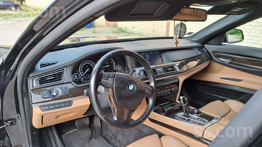 Black BMW 730 2009 in Daugavpils, with an engine capacity of 3.00 L and mileage of 291 thousand km for 9700 €, photo 14 on AUTOMOTO.COM.LV