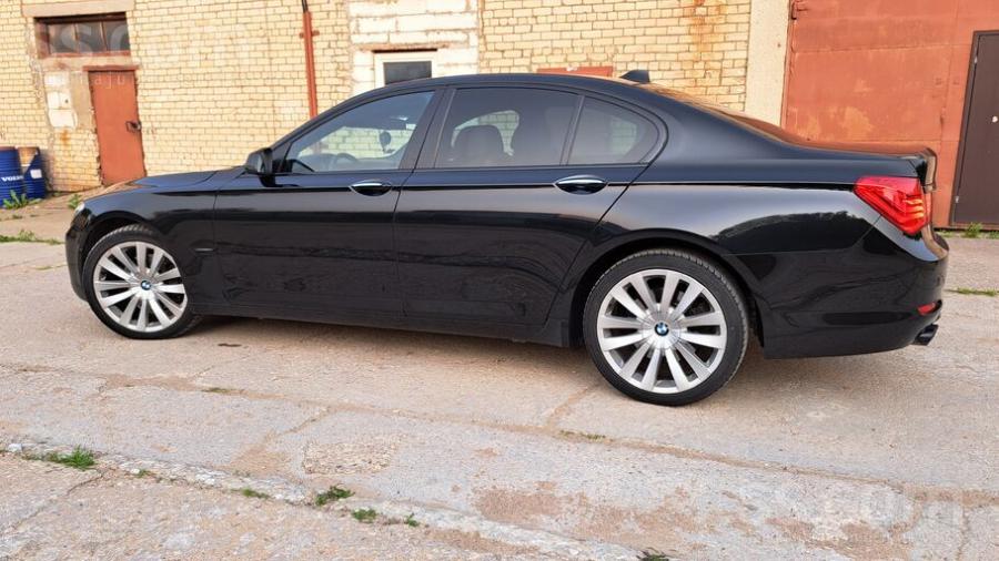 Black BMW 730 2009 in Daugavpils, with an engine capacity of 3.00 L and mileage of 291 thousand km for 9700 €, photo 25 on AUTOMOTO.COM.LV
