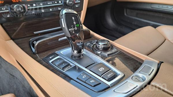 Black BMW 730 2009 in Daugavpils, with an engine capacity of 3.00 L and mileage of 291 thousand km for 9700 €, photo 8 on AUTOMOTO.COM.LV